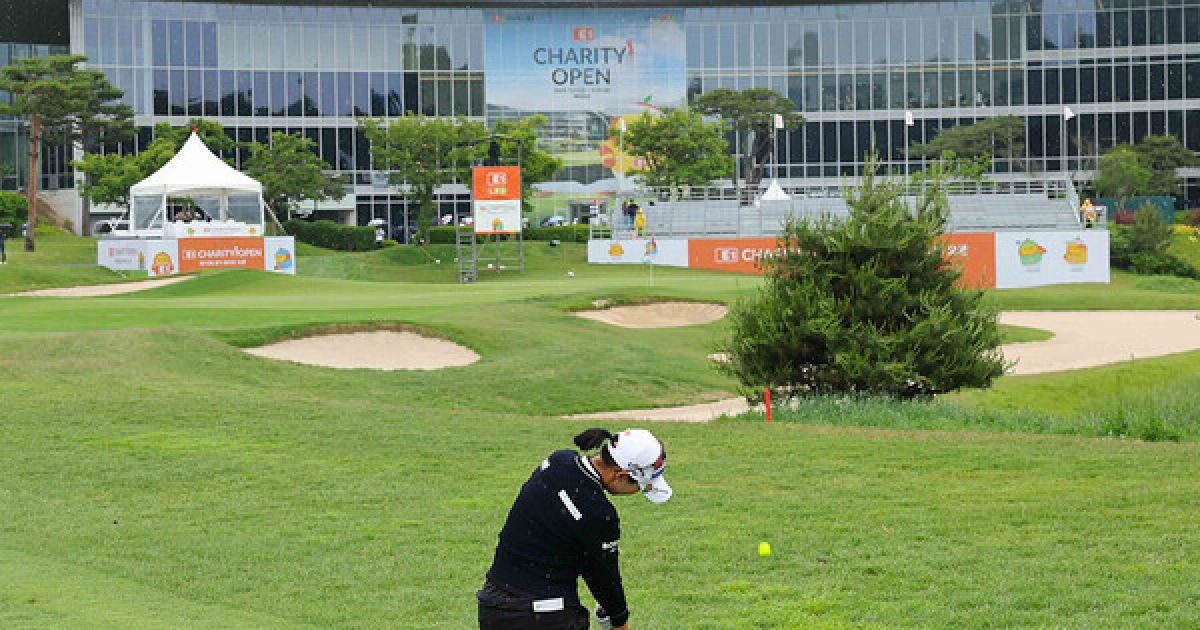 정상을 향해 샷을 날리는 이채은2 [KLPGA E1채리티오픈]