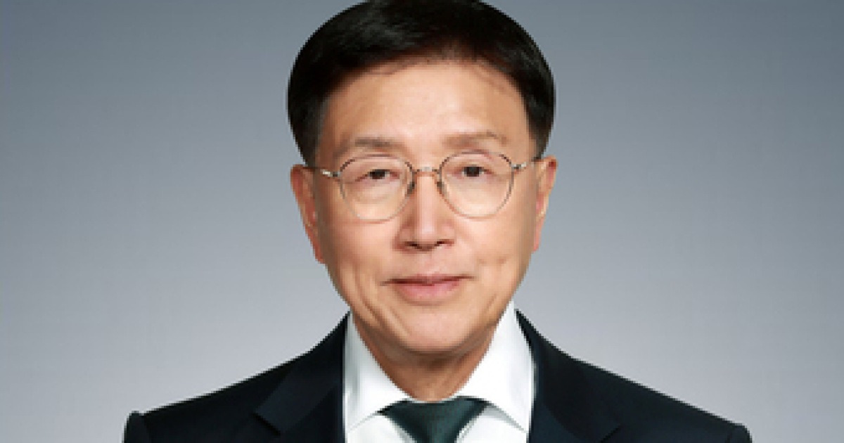 'SKT 1000명 소송' 중앙지검장 출신 조영곤 변호사가 맡는다