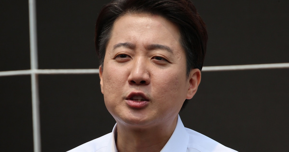 Lee Jun-seok slammed for 'displaying misogyny' at debate