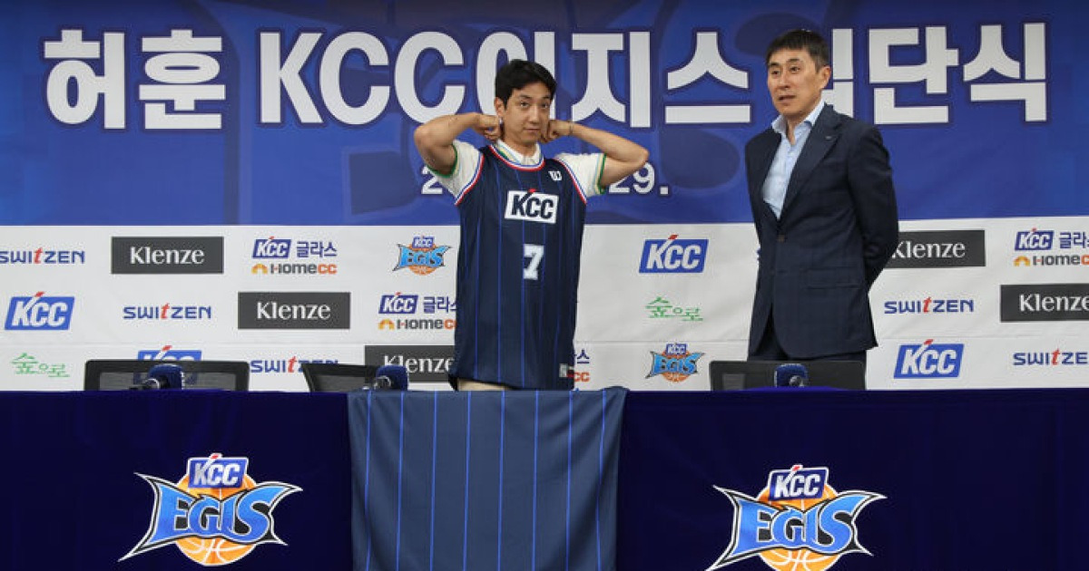 KCC 유니폼 착용하는 허훈