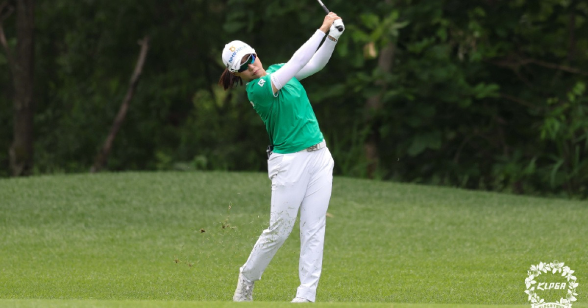 정윤지, Sh수협은행 MBN여자오픈 2R 단독 선두 질주