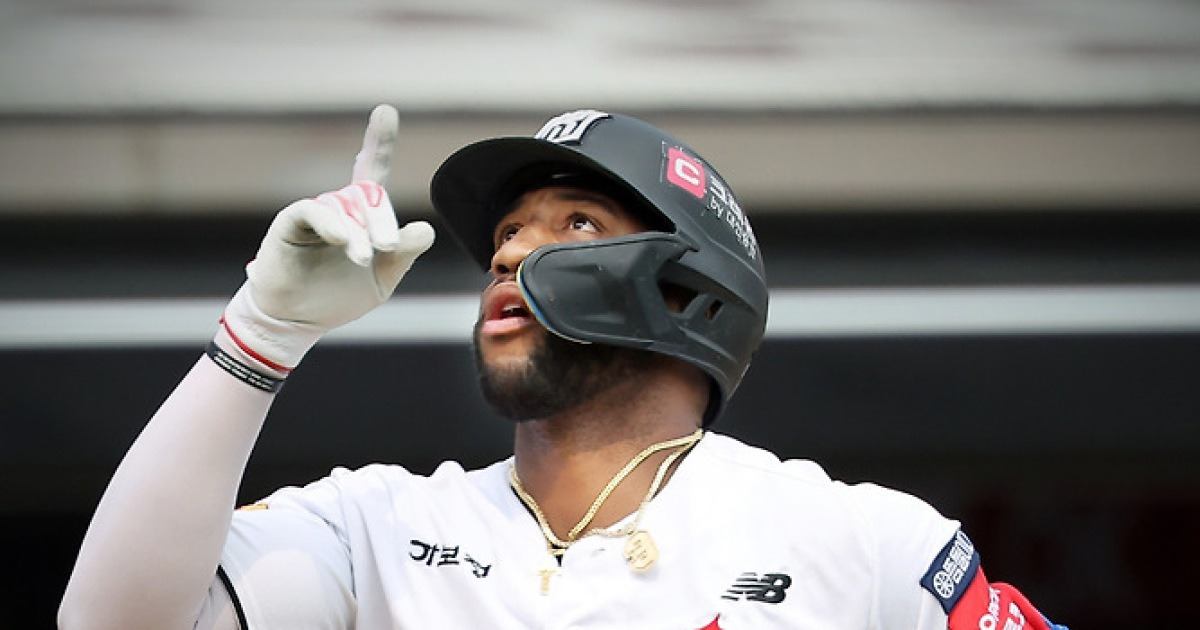 2020년 MVP가 살아난다…12경기만에 홈런 쏘아올린 KT 로하스 “2할대 타율, 이러면 안되겠다라는 생각”