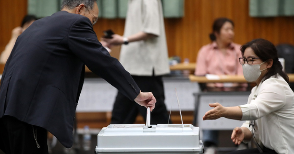 Same names, stampless ballots keep election commission busy as voting ...