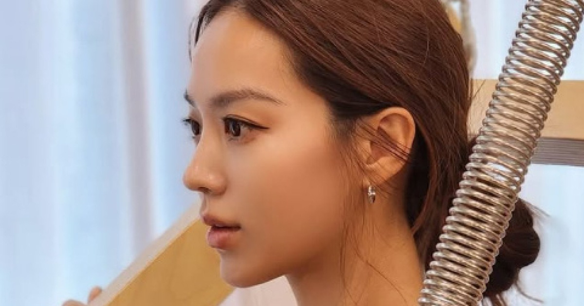 스타 직찍 | 배우 김희정, 필라테스로 뽐낸 건강미…“햇살 같은 평화” [★SNS]