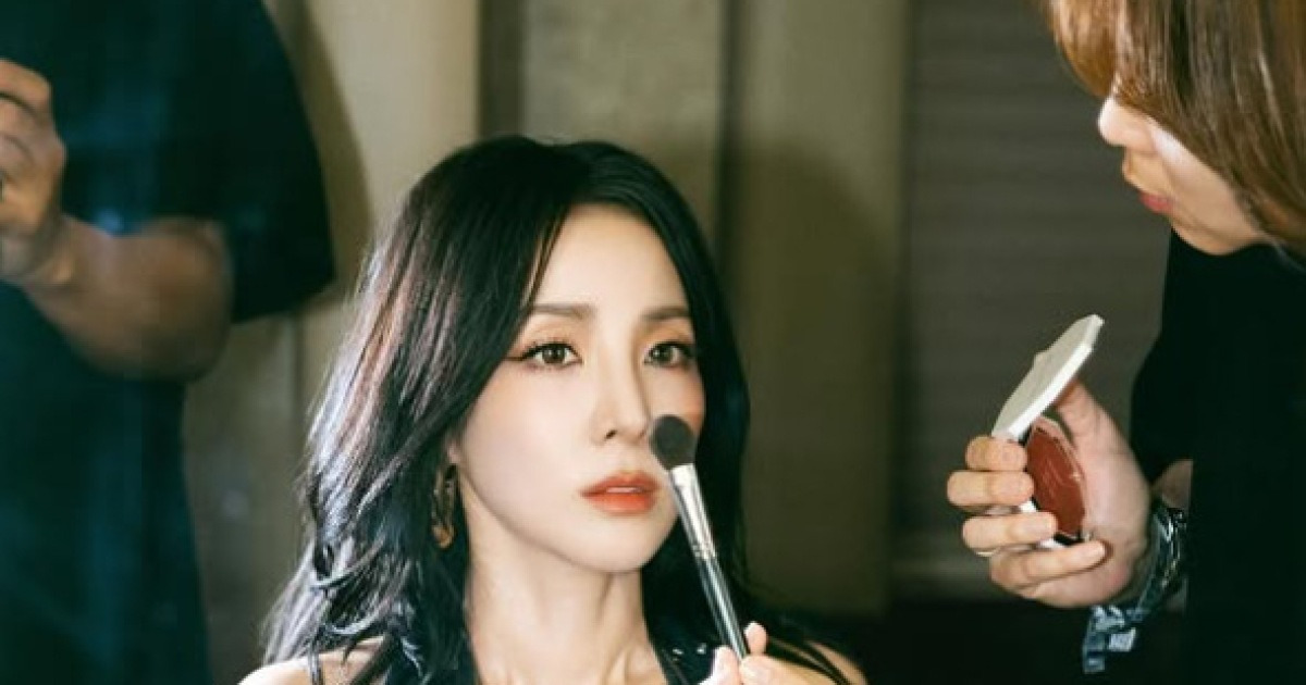 2NE1 산다라박, LA 공연에서 빛난 글래머러스 매력