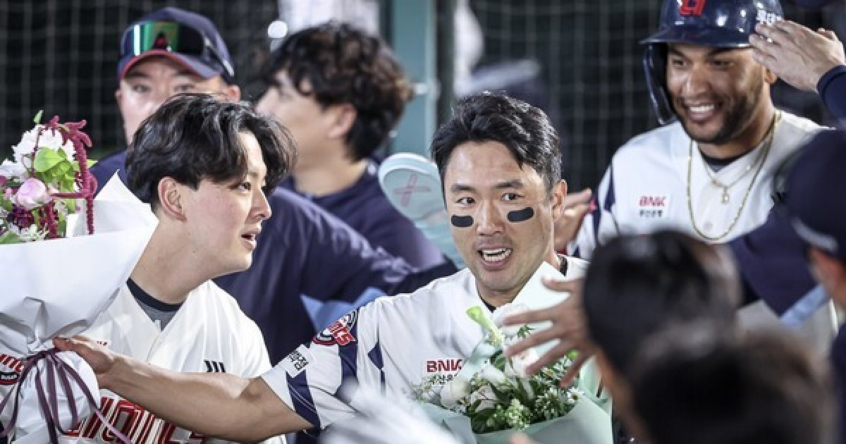 쾅! 드디어 2000안타...전준우, '첫 안타도·2000번째도 오직 사직에서' KBO 역대 20번째·롯데 세 번째 전설 탄생!