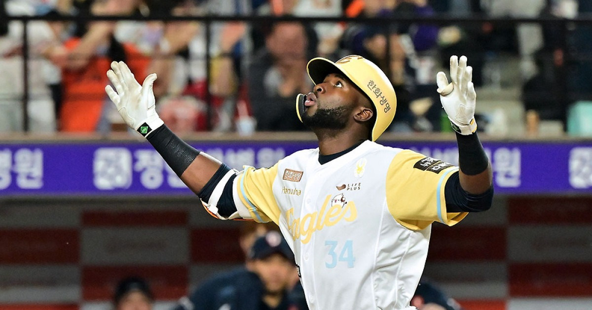 한화 1번타자 '8수' 만에 찾았다! '10G OPS 1.131' 꼴찌 외인 대반전…김경문 감독도 "바꿀 필요 있나" 교체설 진화 [대전 현장]