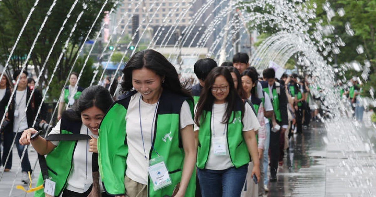 광화문 광장 즐기는 6·25전쟁 참전국 후손들