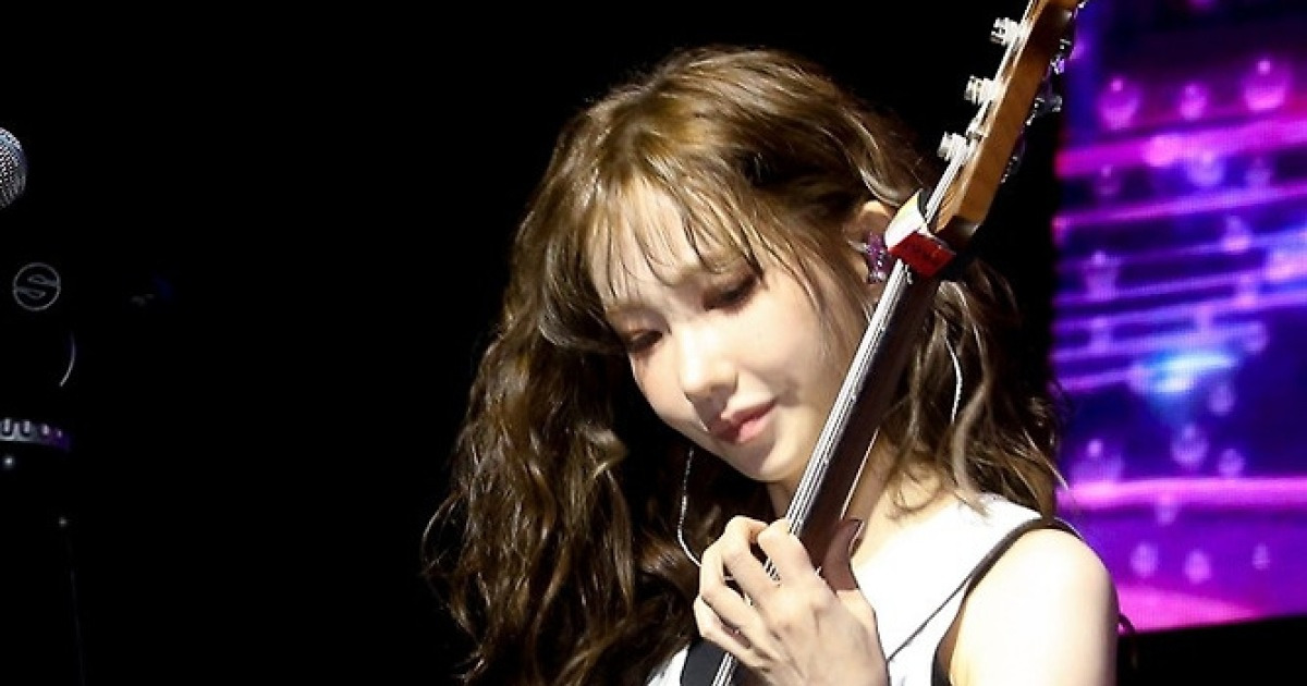 [ET포토] QWER 마젠타, '집중하는 퍼포먼스'