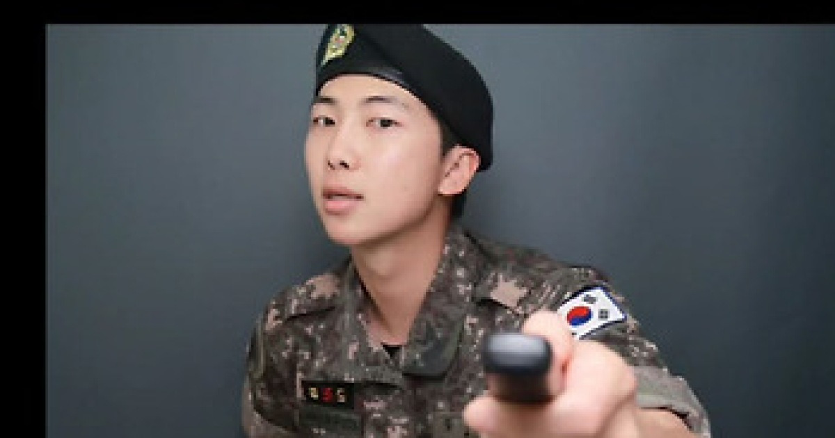 [SCin스타] 방탄소년단(BTS) RM, 전역 기념 네컷 사진으로 팬심 저격