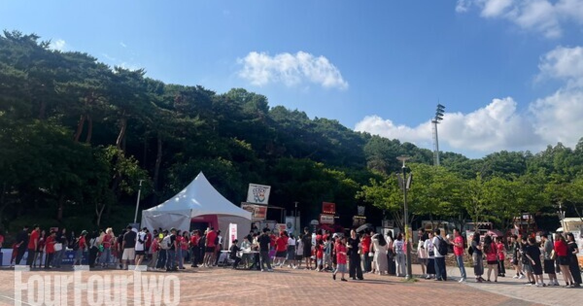 [442.live] ‘2만 석 남은’ 쿠웨이트전, 그래도 상암은 북적북적...킥오프 3시간전 축구팬들 운집