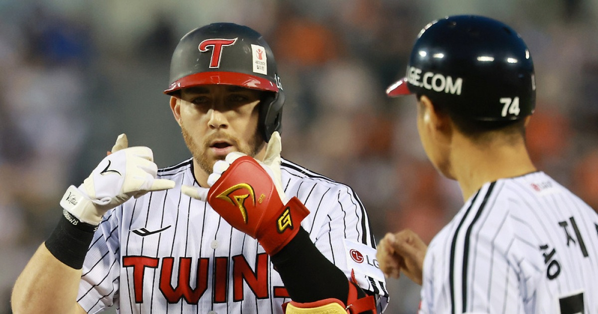 '오스틴 홈런포' LG, SSG 6-4 제압…선두 수성