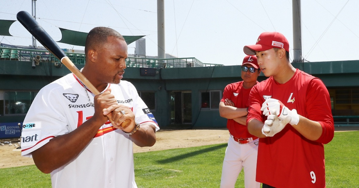 MLB ‘명예의 전당’ 벨트레가 SSG 유니폼을 입었다 “야구에 대한 배고픔이 야구 인생을 가른다”