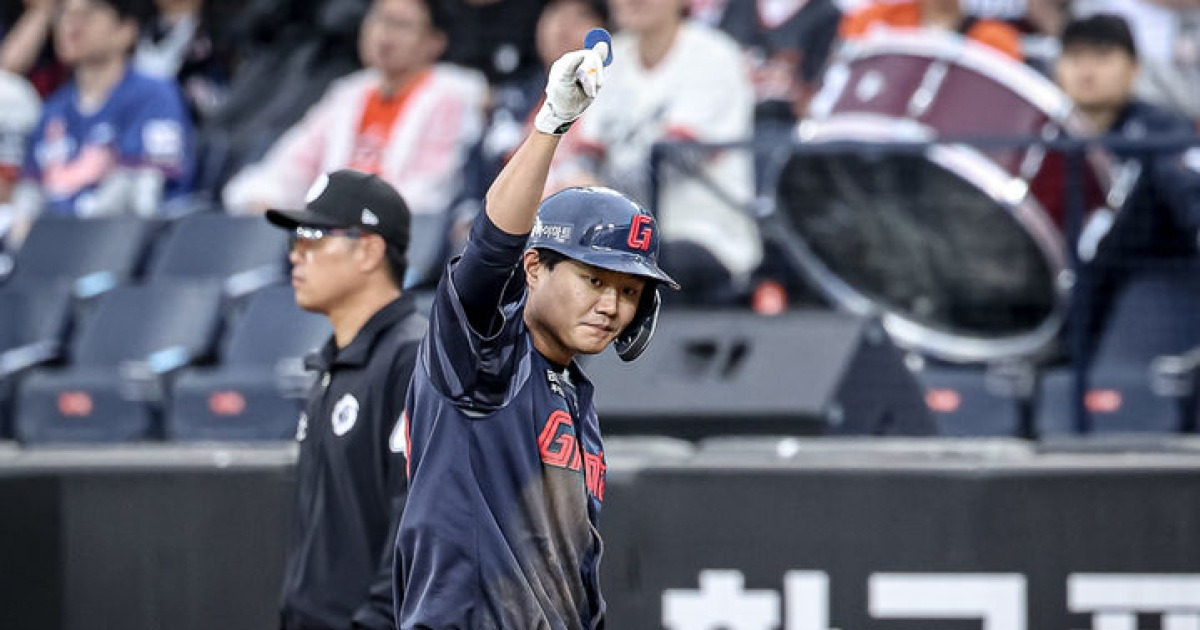 '연장 10회 5점' 롯데, KT 12-7로 누르고 3위 수성…손호영 5안타