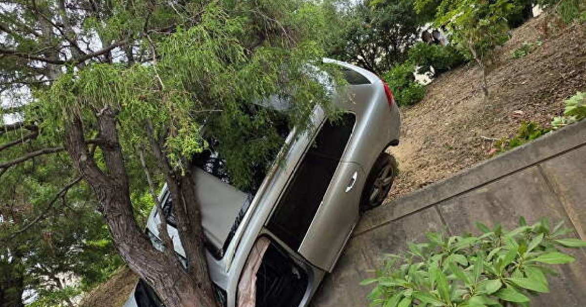 부산지법 동부지원 주차장서 SUV 차량 1m 추락…운전자 경상