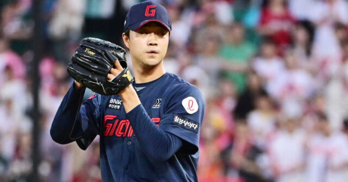 'ERA 81.00' 윤성빈, 157km-156km-157km 미쳤다…단 3개 던졌는데 존재감 압도, 롯데 아픈손가락이 힘을 낸다