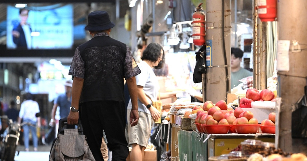 “과일 사먹기도 겁나요” 한국 먹거리 물가, OECD 1.5배 이상