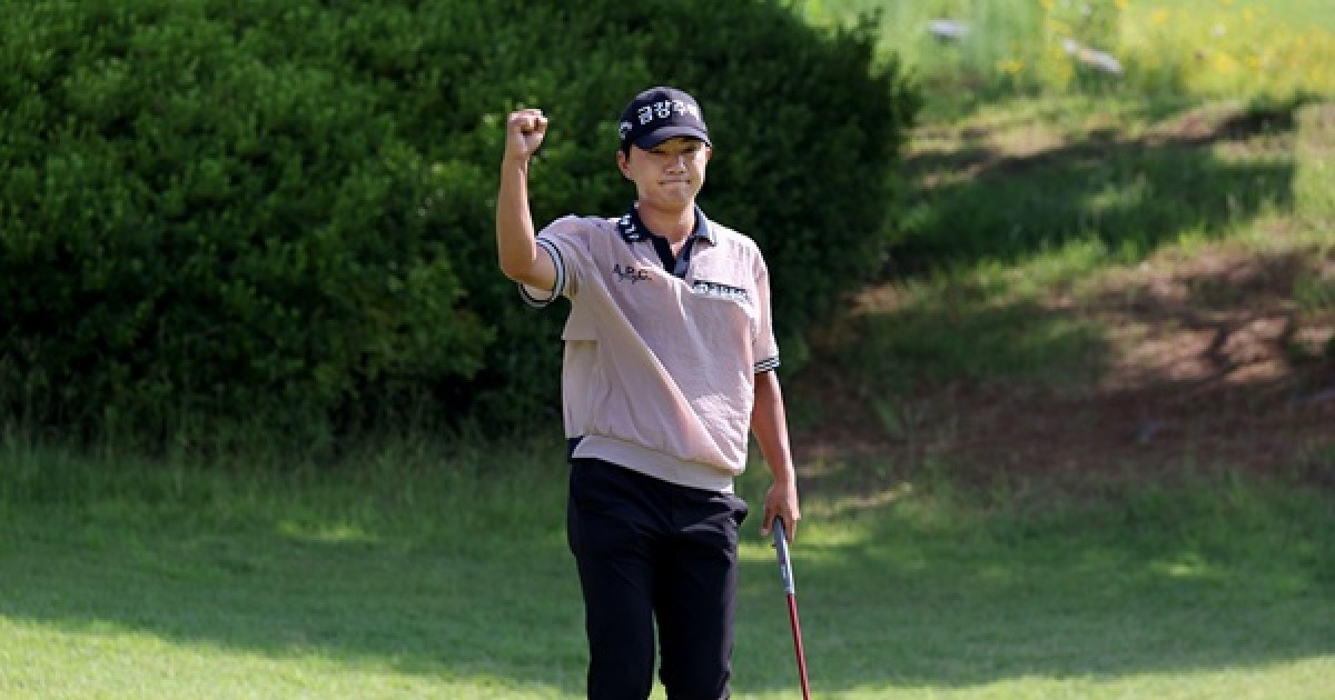 옥태훈, KPGA 선수권 1R 8언더파 선두…김영수 2타차 2위