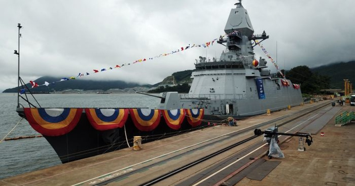 최신예 3600t급 호위함 경북함 진수식…내년 6월 해군 인도