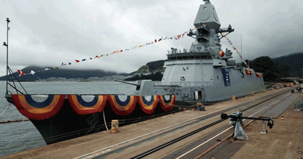 최신예 3,600t급 호위함 경북함 진수…내년 6월 해군 인도