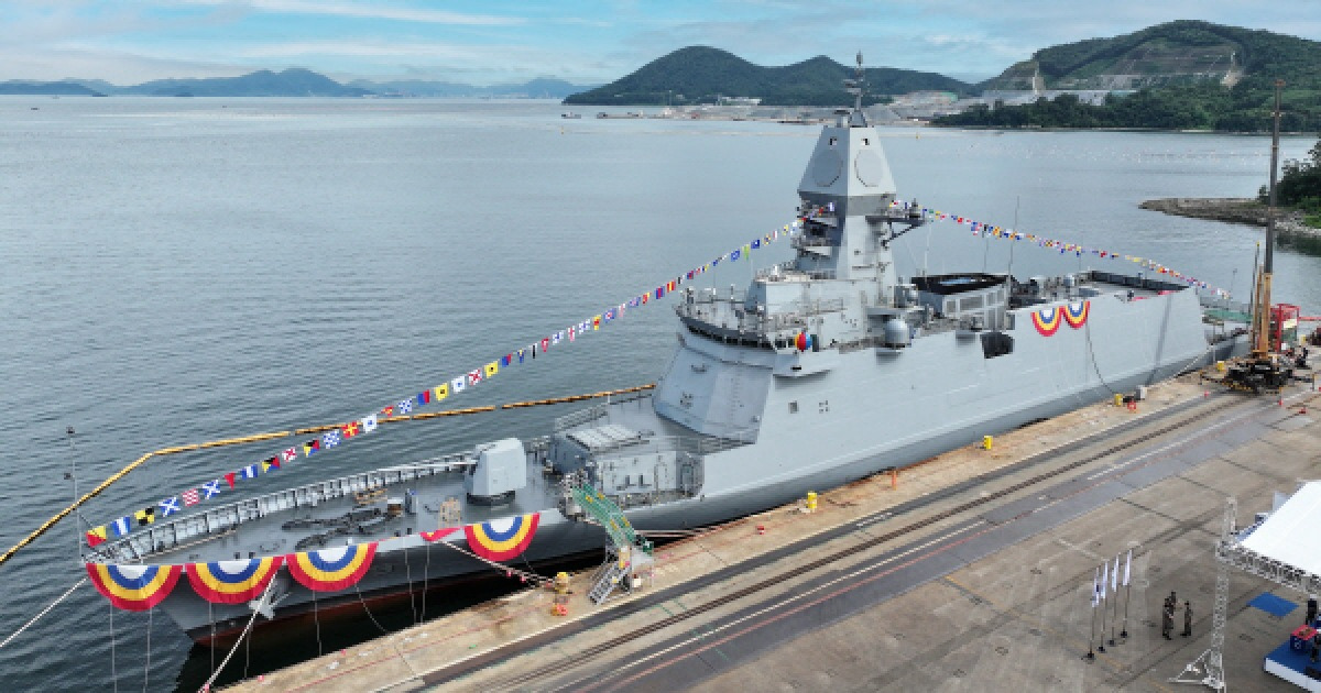 해군 최신예 3600t급 호위함 '경북함' 성공적 진수