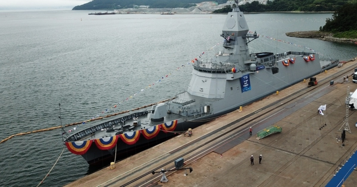 최신예 3600t급 호위함 경북함 진수…내년 6월 해군 인도
