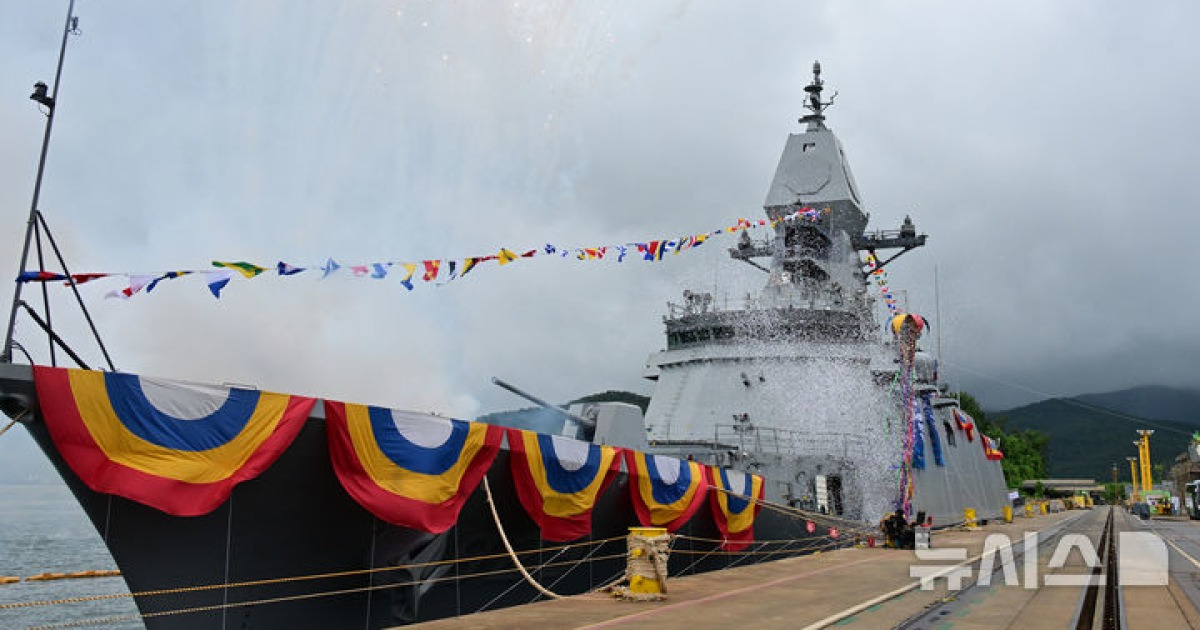 최신예 3600t급 호위함 경북함 진수… 내년 6월 해군에 인도 [뉴시스Pic]