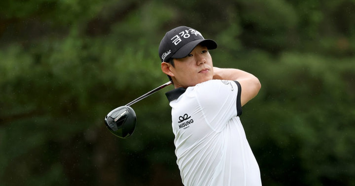 '6타 줄인' 신용구, KPGA 선수권 2R 단독 선두…옥태훈 공동 2위
