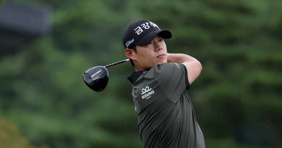 신용구, KPGA 선수권 3R 2타 차 선두…“우승에 목말라 있다”