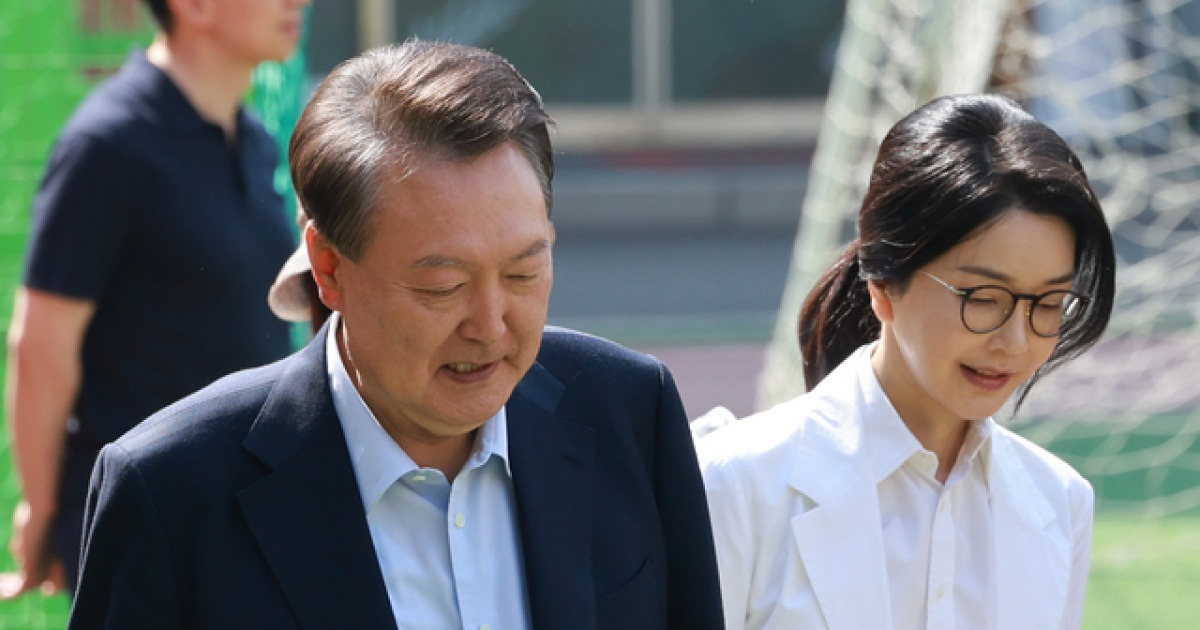 “윤대통령 부부 구속하라” 서초동서 600명 시위