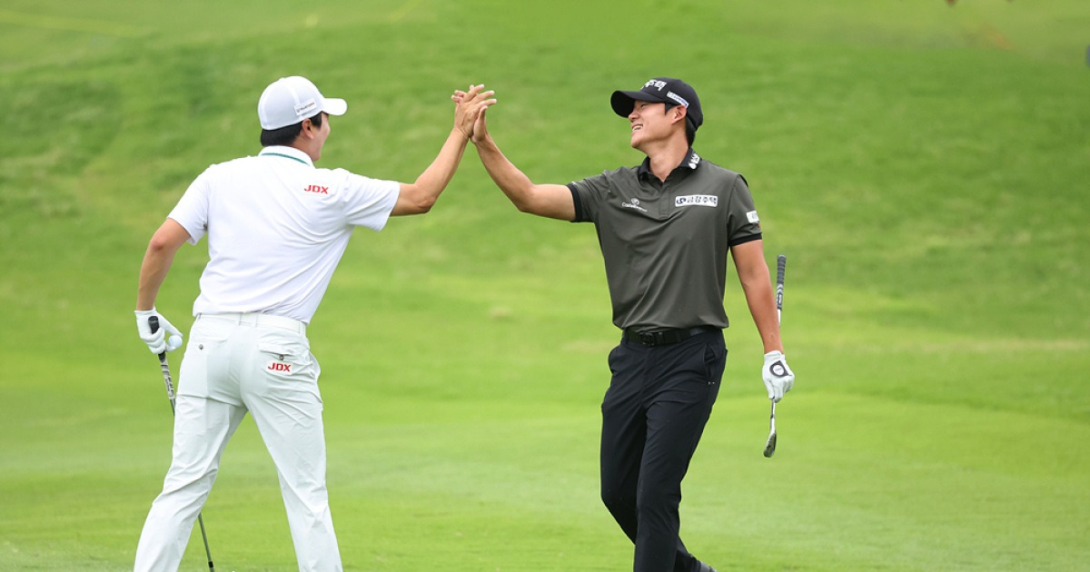 ‘첫홀 샷이글’ 신용구 KPGA선수권 3R 2타차 선두… 옥태훈도 샷이글 응수하며 전재한과 공동 2위 추격