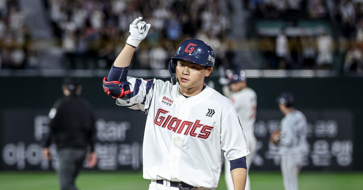 불꽃야구→롯데행→KBO 1호 안타…김성근-이대호의 한마디를 가슴에 새겼다