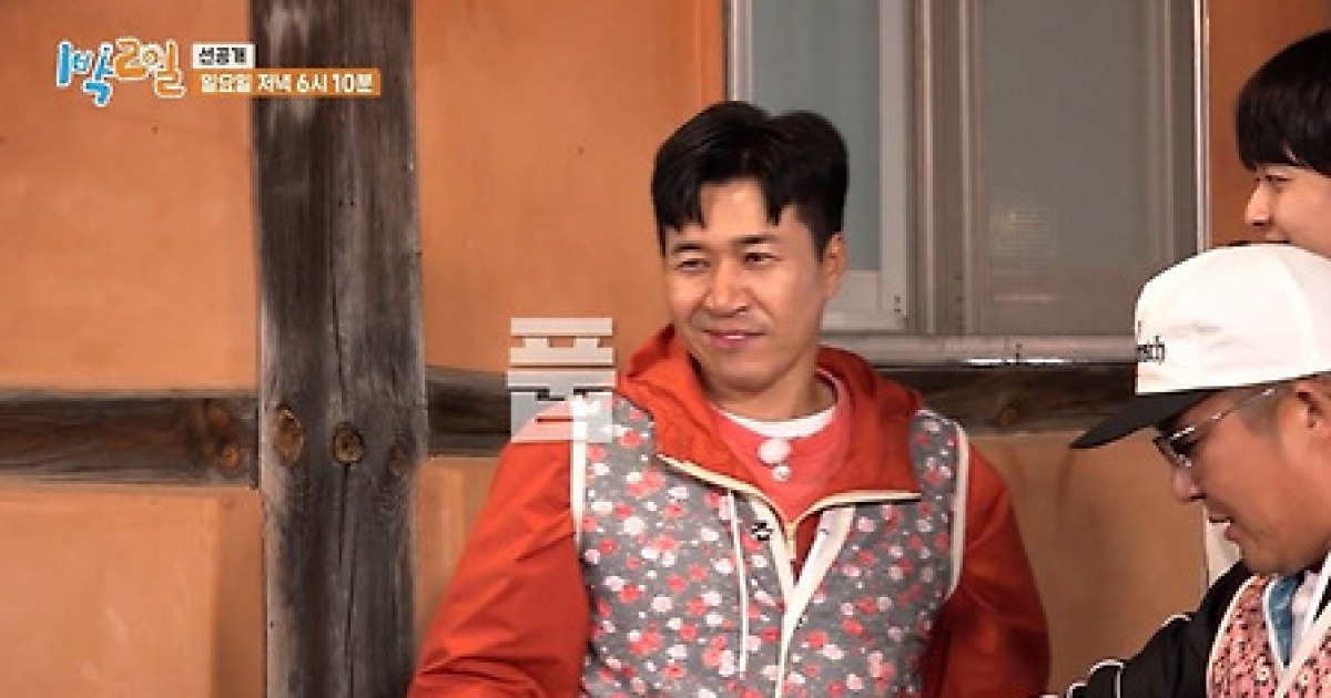 [TVis] 김종민, 결혼하더니 과감… “나는야 사자 가슴” (1박 2일)