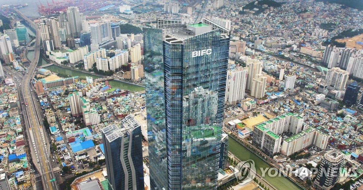 BIFC 줄줄이 떠나는 외국계 금융사…부산시 "활성화 방안 모색"