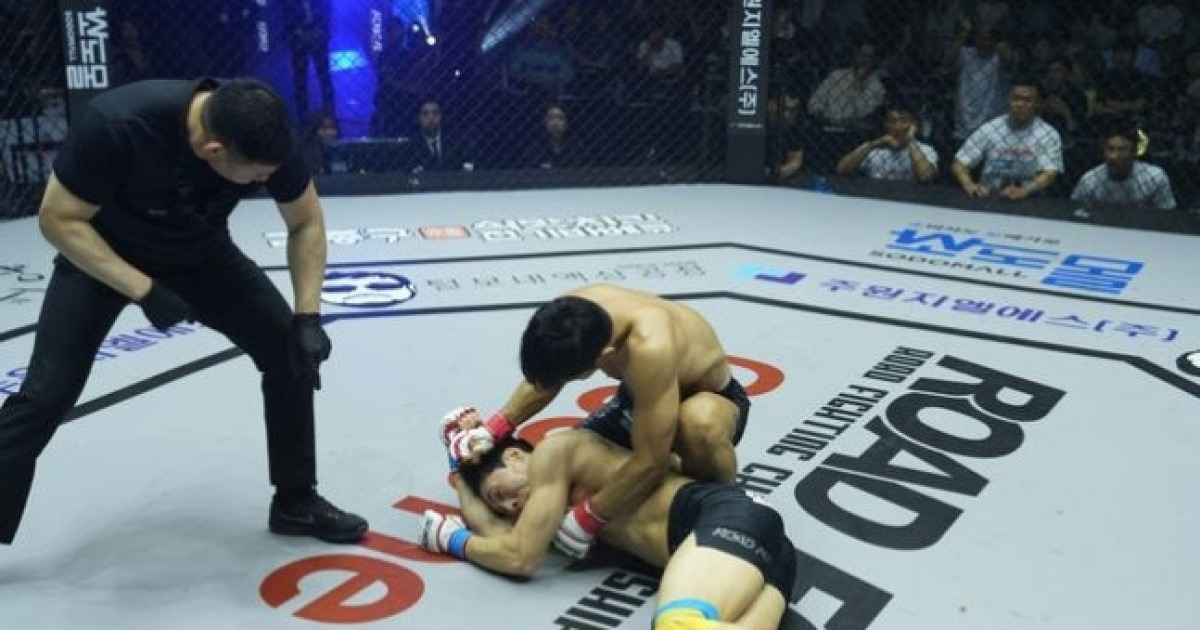 개그맨 윤형빈, '205만 유튜버' 밴쯔 1분42초만에 제압! TKO승... 강펀치로 끝냈다