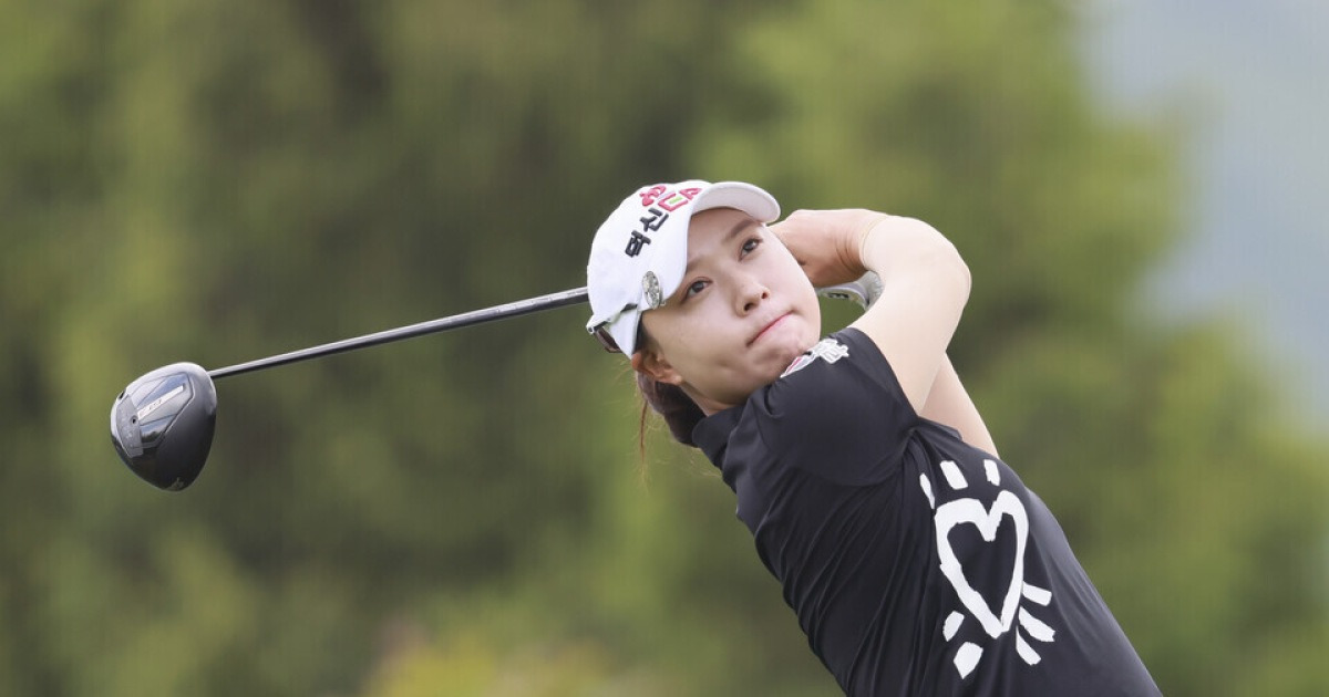 [STN포토]강하게 티샷 날리는 문정민