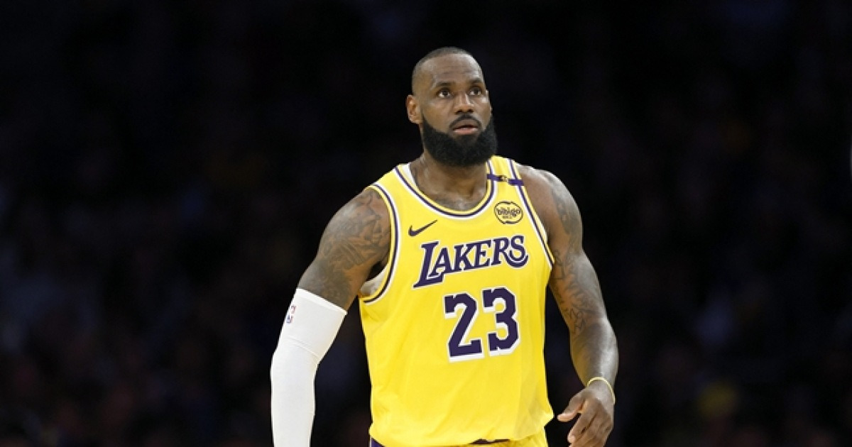 'NBA 79년 역사 최초' 르브론, 무려 23번째 시즌 뛴다 "레이커스 행보 주시한다"