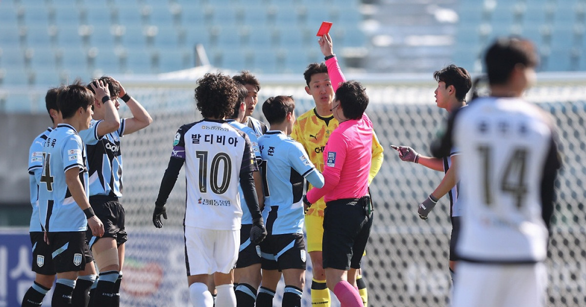 "'성역'인 심판, 드디어 입을 연다" 임계점에 달한 K리그 판정 불신→KFA, 'VAR ON' 통해 직접 소통