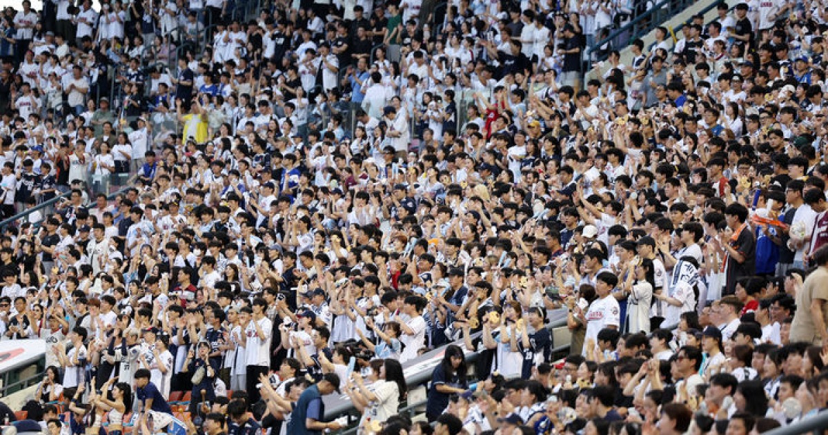 KBO리그 700만 관중 돌파, 열띤 응원하는 관중들