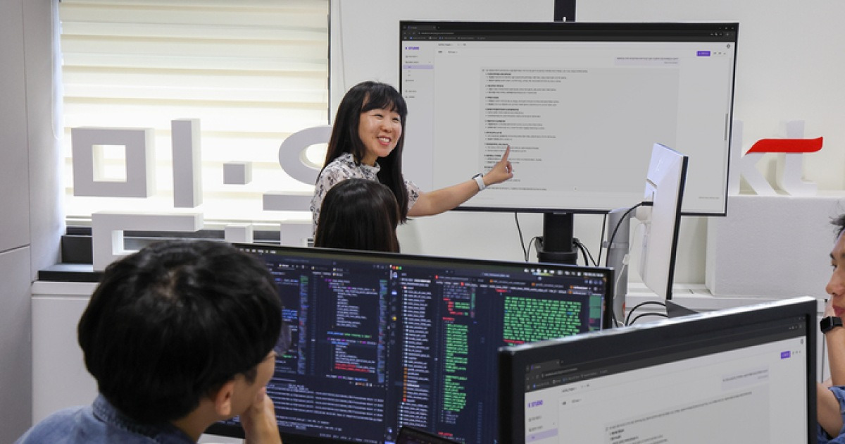 SKT·KT, 자체 LLM 오픈소스 공개…한국적 AI로 대중화 기여