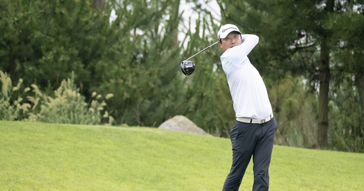 ‘50세 루키’ 김영우, 메이저대회 KPGA 시니어 선수권대회 2R 단독 선두