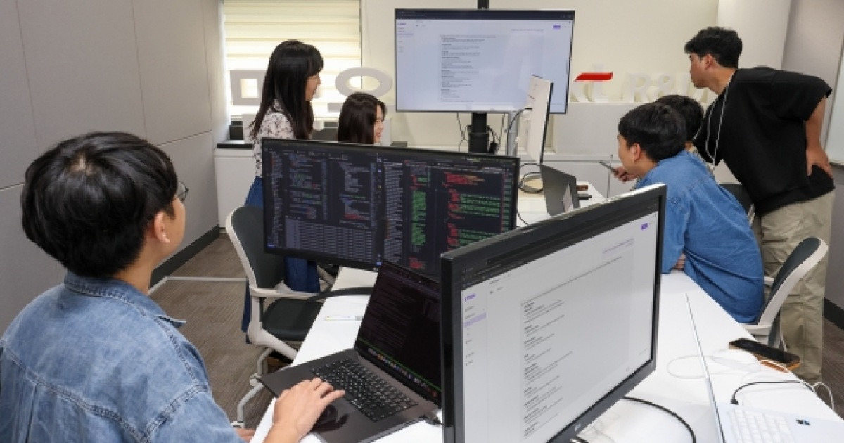 새 정부 기조 맞춰 ‘소버린 AI’ 강조 나선 통신사들…KT·SKT 자사 모델 ‘오픈소스’ 공개