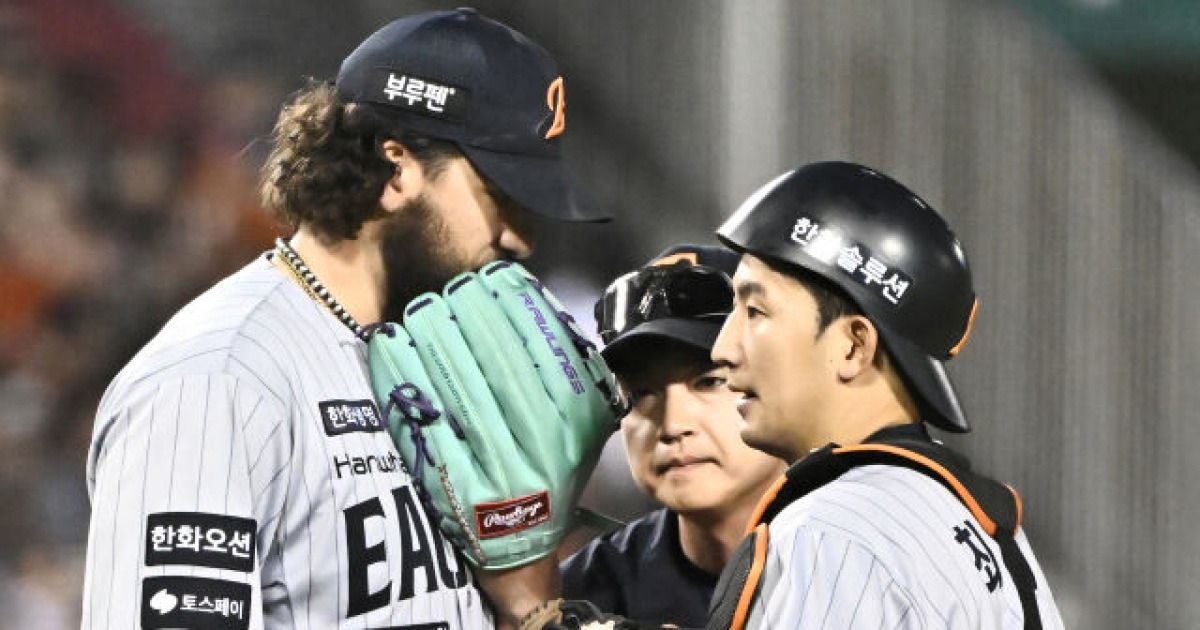 “OOO 괜찮나요?” KBO 최고 에이스 폰세가 트레이너에게 달려갔고 멘붕에 빠졌다…한화 36세 포수의 미친 존재감