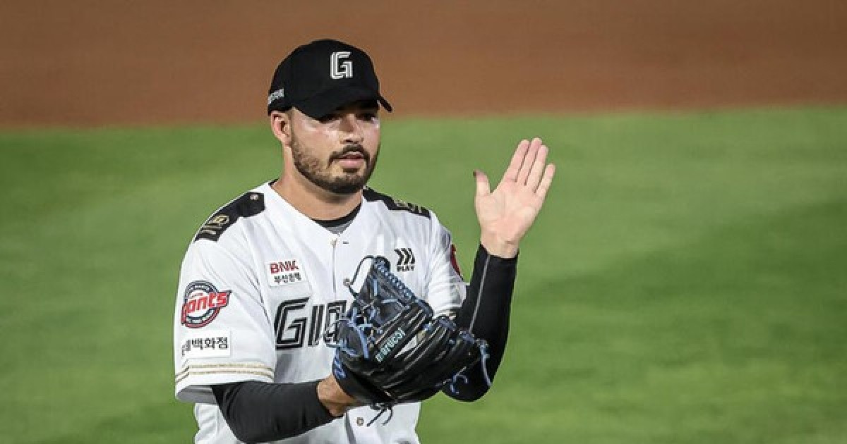 팬 투표 2배 차이 뒤집었다! '158km 복덩이' 감보아, KIA 전상현 제치고 6월 MVP 선정...롯데 선수로는 나균안 이후 2년만