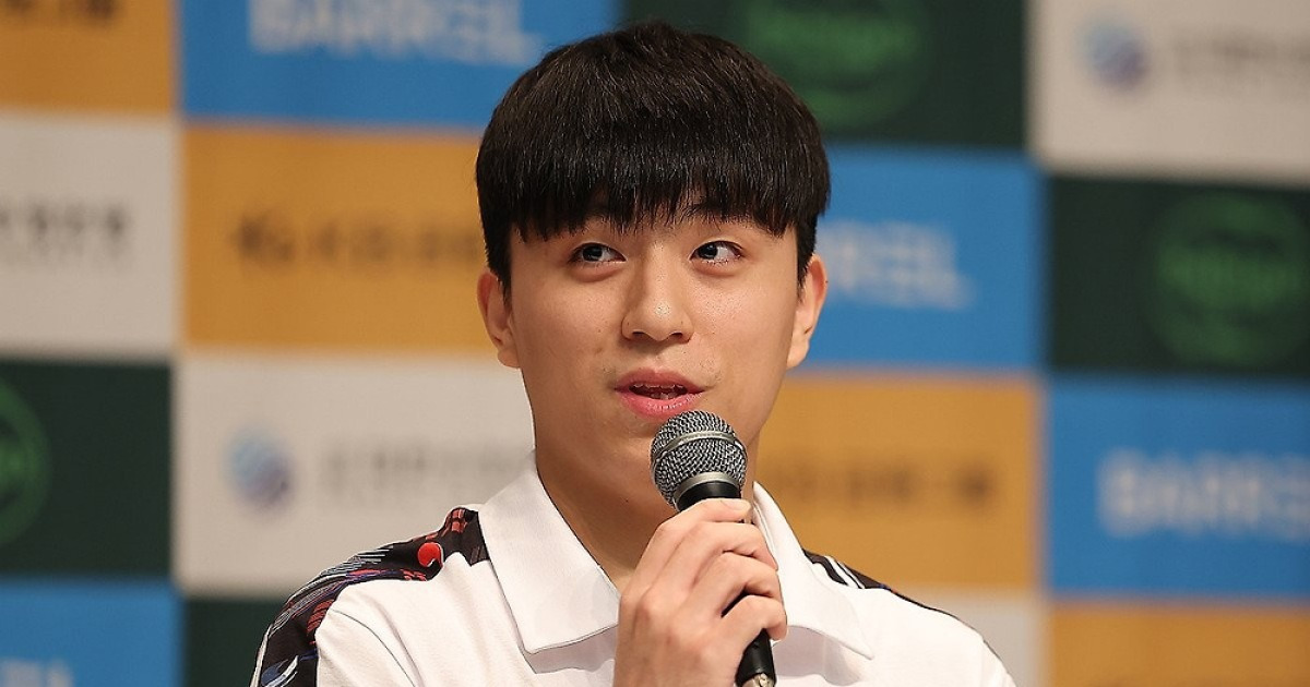 인터뷰하는 이재경