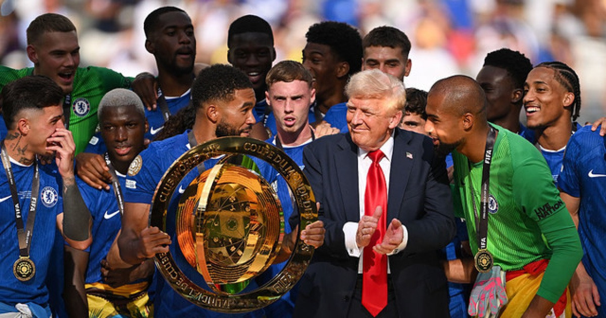 당혹스러웠던 클럽 WC MVP 콜 팔머, "트로피 시상대에 트럼프 대통령이 왜 있어?"