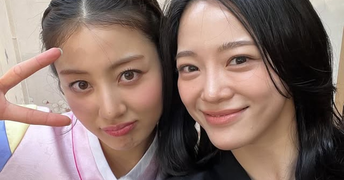 김세정, '절친' 트와이스 지효 JYP 입사 20주년 축하.."이십돌잔치"