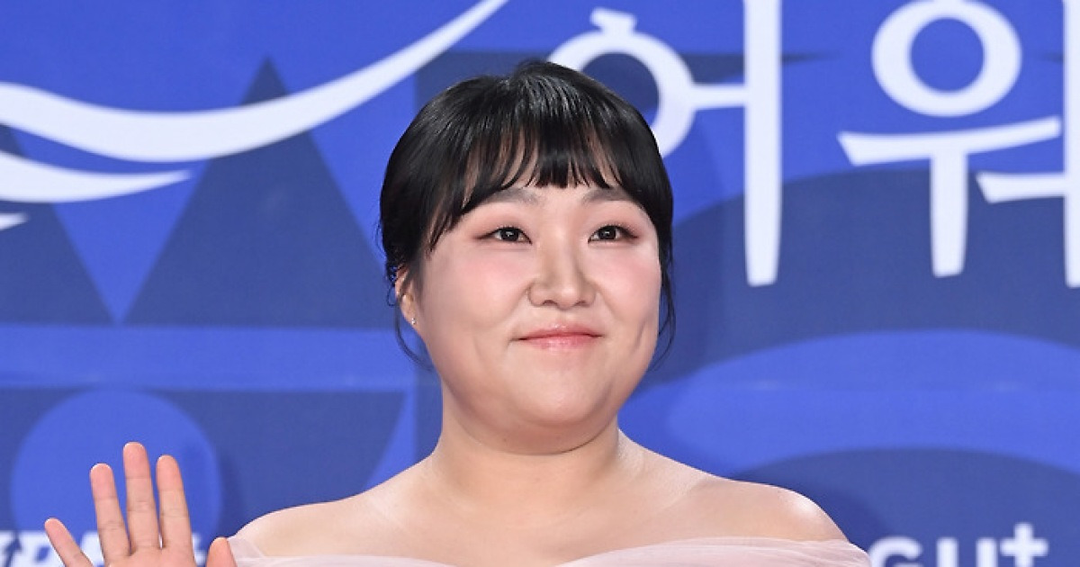 [제4회 BSA] 이수지, 여자예능인상 "엄마가 대기업 가랬는데…'SNL' 예쁘게 봐달라"