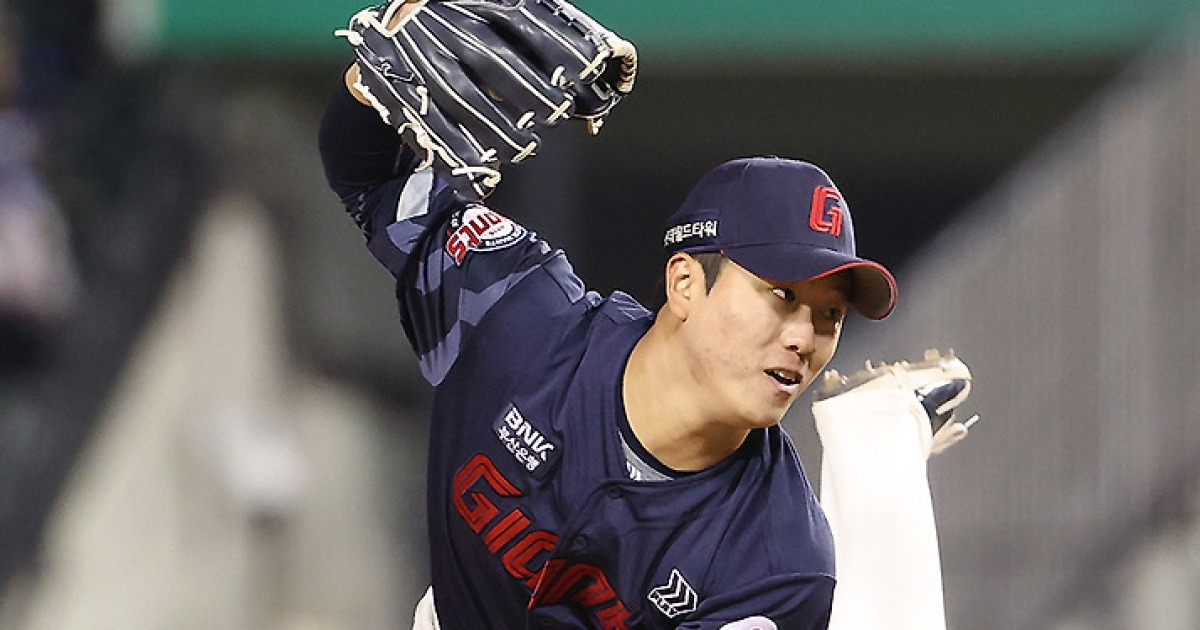 "많이 던졌지" 김태형도 인정…KBO 등판 1위 과부하는 없다? 156km 좌완 신무기 화려한 등장