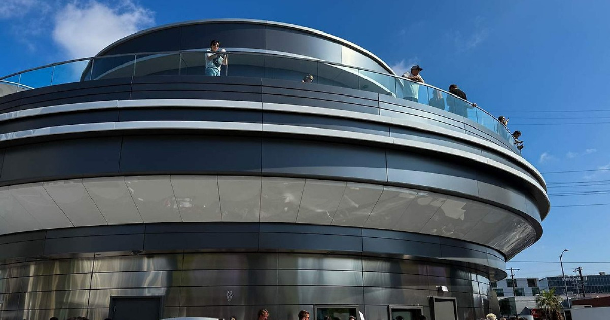 할리우드에 우주선 떴다…'로봇 서빙' 머스크 '테슬라 식당' 개장